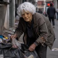 China Realistic Old Man Latex Mask with White Curly Hair, Full Face Elderly Character Mask with Wrinkles and Long Neck Design for Halloween Cosplay Costume Party, Horror Events, OEM Factory Supplier for sale