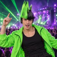 China Wholesale Neon Green Black Spiked Punk Wig for Adults, Synthetic Mohawk Costume Hairpiece for Halloween, Cosplay, Rock Parties, Stage Shows, Festivals, Events, Retailers and Custom Orders for sale