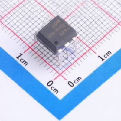 China Compact DIP package optocoupler UMW MOC3052M UMW series random phase triac driven for AC power control for sale