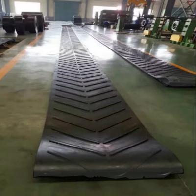 China Herringbone Pattern Black Conveyor Belt 300-800mm Width for 0-40° Inclination Angle for sale
