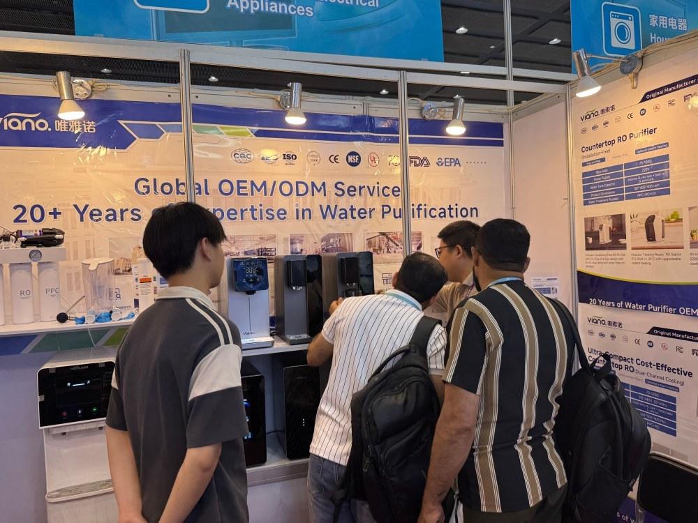 Viano technical expert explaining the advanced dual-cooling principle and answering specific technical questions about the countertop RO water purifier to international buyers at the 139th Canton Fair, Booth 2.1H27.