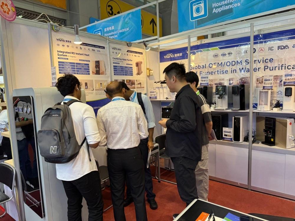 Viano technical team presenting detailed specifications and diverse application scenarios of the heavy-duty commercial RO water system to interested buyers at the 139th Canton Fair, Booth 2.1H27.