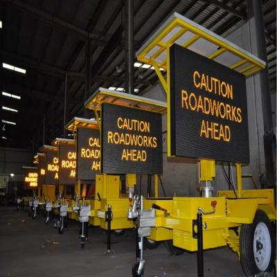 China 360-Degree Rotatable VMS LED Display with Remote Control via 4G and Integrated Braking System for sale