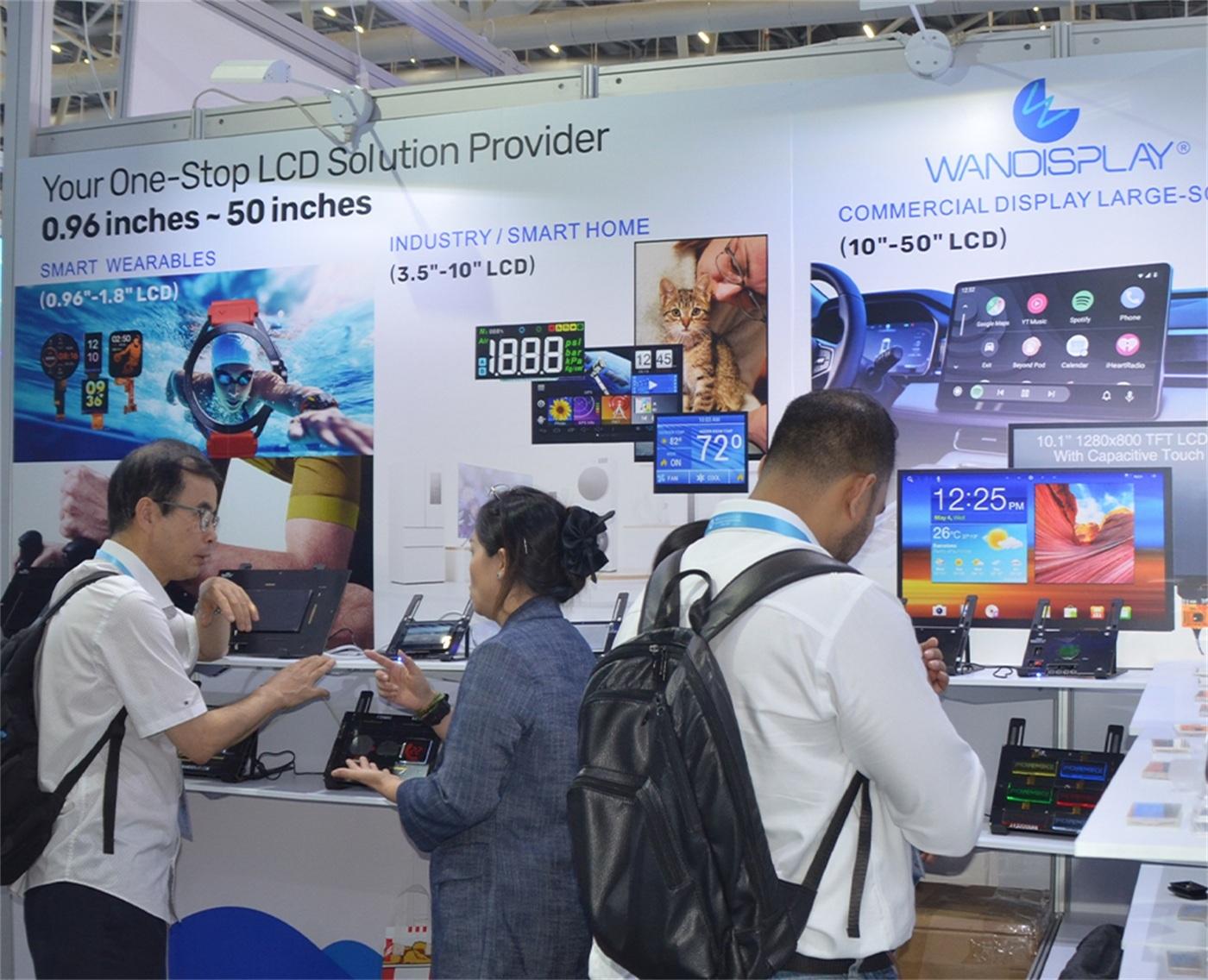High brightness sunlight readable TFT LCD screen module on display at Formike exhibition booth.