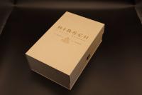China Magnets Closing Luxury Wine Box Packaging With Fabric Pull Tab for sale