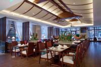China Gleville Southeast Asia Furniture Resort Customized Wood Dining Room Sets for sale