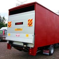 China 2.5KW Durable Cantilever Liftgate Box Truck With Liftgate Hydraulic 1500kg for sale