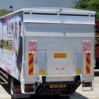China Dongfeng Hydraulic Lorry Tail Lift Trucks With Tailgate Lift 2000Kg for sale
