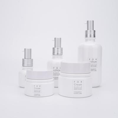 China Durable Cosmetic Plastic Bottles 40ml 100ml With Treatment Pump for sale