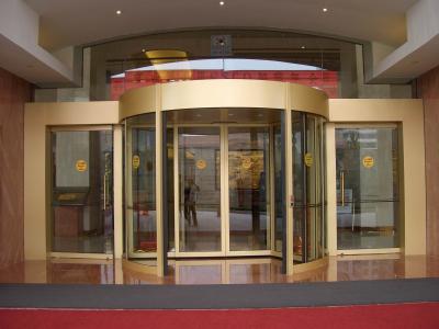 China Tempered Glass Finished Surface Automatic Revolving Door with Power Driven Open Style for sale