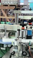 China Fully automatic double-sided labeling machine CH-902 for laundry detergent, shampoo, front and back labels, square bottles, mineral water, double-sided labeling machine for sale