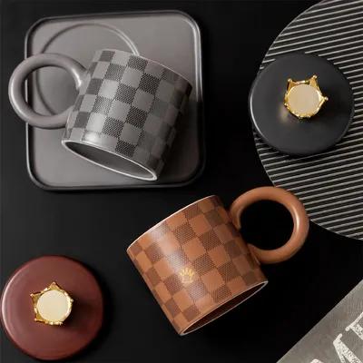 China National Trend Style Checkered Ceramic Cups And Plates With LIDS, Spoons, Large Round Handles, Mugs, Office Coffee Cups, And Home Drinking Cups Custom Ceramic Mugs for sale