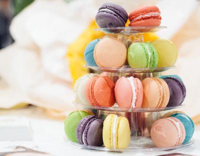 China 4-layers clear smaller macaron tower with 0.8 mm PVC stand with carrying case for sale