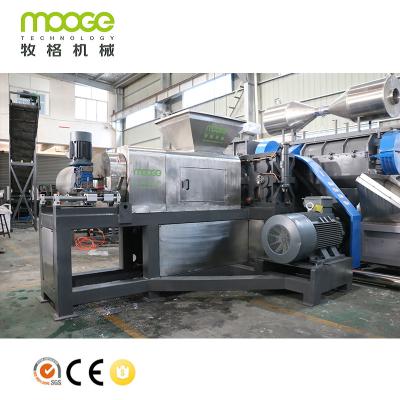 China Plastic PP PE Film Squeezing Pelletizing Machine 300-1000kg/hr Capacity with 2-3% Moisture Content for sale