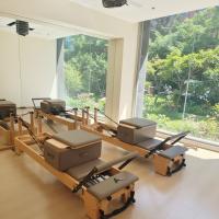 China Jaalee Wood Pilates Reformer 2250x630x300mm for Home Commercial Gym Use for sale