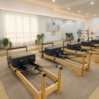 China Commercial Pilates Reformer Maple Wood 2250x630x300mm Portable Body Training Equipment for sale