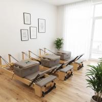 China Adjustable Wooden Pilates Reformer 2250x630x300mm for Fitness Center Custom Logo for sale