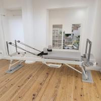 China Foldable Pilates Cadillac Reformer with Sliding Track 220cm Steel Frame Home Gym Equipment for sale