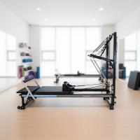 China Black Aluminum Alloy Pilates Reformer with Half Tower Square Box for Studio Use for sale