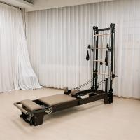 China Solid Wood Pilates Reformer with Spiral Half Trapeze Tower Custom Frame Leather Color Logo Complete Accessories for sale