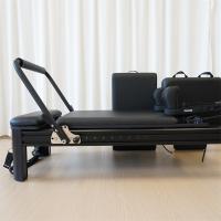 China Professional Aviation Aluminum Alloy Pilates Reformer with Adjustable Resistance System and Full Track Design for sale