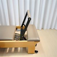 China Professional Beech Wood Pilates Reformer with Adjustable Spring System and Built-in Footbar for sale