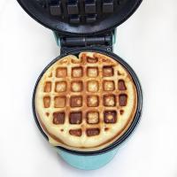 China CETL FDA Mini Waffle Maker 550W Electric Egg Waffle Machine with Indicator Light for sale