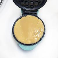 China Custom Mini Auto Control Temperature Non-stick Plate Electric Egg Waffle Maker Cast Iron for sale