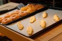 China Nonstick Double Side Coating 42 X 68cm Silicone Baking Paper Sheets White And Kraft Color for sale