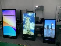 China 55inch Outdoor LCD Portable Display With Battery 2000nit High Brightness for sale