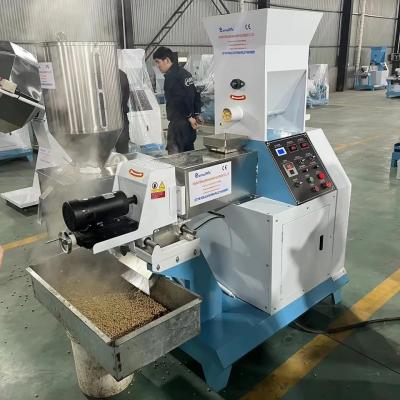 China Screw Feed Extruder Machine 40-2000kg/h Digital Temperature Control 220V/380V for sale