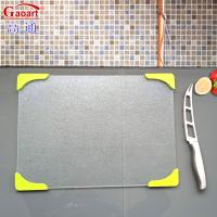 China Customized Logo Acceptable Tempered Glass Cutting Board for Kitchen 4Pcs Corners for sale