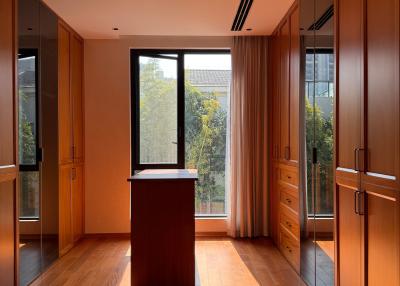 China SLEEK 115 series minimalist narrow frame casement window with screen for sale