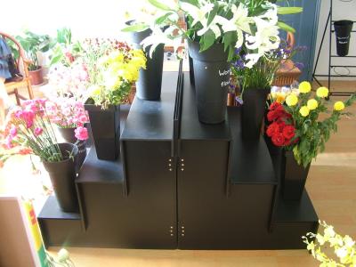 China Corrugated Plastic Floral Display Stand 3 Step 4 Step For Flower Shop for sale