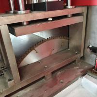 China Heavy Duty CNC Aluminum UPVC Window Door Cutting Machine with 500mm Saw Blade and 90° Cutting Angle for sale