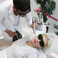 China 755nm Picosecond Laser Machine For Hair Removal / Tattoo Removal English Languages Option for sale
