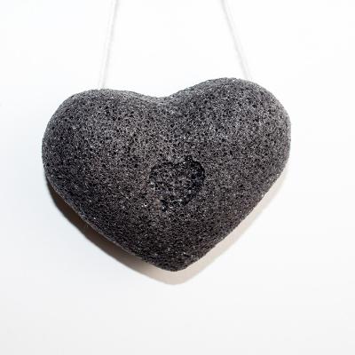 China 8.5x7x2CM Natural Charcoal Konjac Sponge Heart Bath Sponge Prevents Spots for sale
