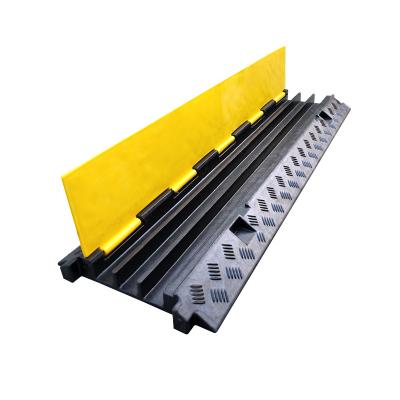 China Heavy Duty Rubber Cable Protector Speed Hump 30T Load Bearing 900mm Length for sale