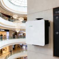 China Wall Mounted Large Space Aroma Diffuser Machine 2000cbm Coverage Remote Control for sale