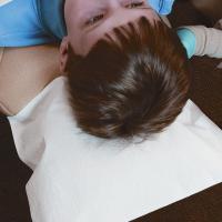 China Disposable Medical Products White Tissue Paper + PE Film Laminated Headrest Cover for sale