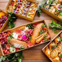 China Custom Size Food Grazing Boxes Packaging for Brunch Picnic for sale