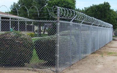 China 2.4mx10m Chain Link Fence,Hot Dipped Galvanized Black Chain Link Fence Cost for sale
