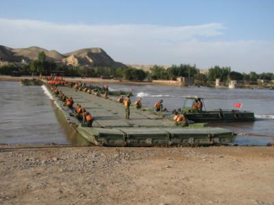 China Track Load 60t Ribbon Floating Pontoon Bridge Reusable Large Rivers for sale