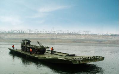 China Carriageway Width 5m Military Pontoon Bridge Design Wheel Load 83t for sale