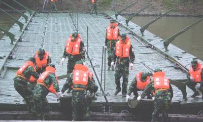 China Load Capacity Tracked Load 60t Army Pontoon Bridge Fast Erectiion for sale