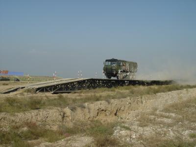 China Temporary Mechanized Bridge 8×8 Erection Vehicle 6×6 Transportation Vehicle for sale