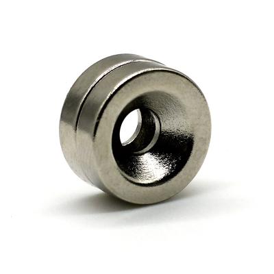 China 80-220 Degree Centigrade Round Disc Neodymium Magnet N52 NdFeB with Countersunk Hole for sale