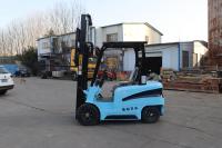 China Custom Cordless 2 Ton Electric Forklift 3 Stage Mast 2000kg Capacity for sale