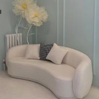 China Nordic Style Three Seater Curved Framed Sofa Fabric Sponge Tufted Back Eco-Friendly Living Room 28D for sale