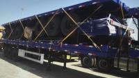 China Heavy Duty 3 Axles 40Ft Container Semi Trailer For Transport / Low Flatbed Truck for sale